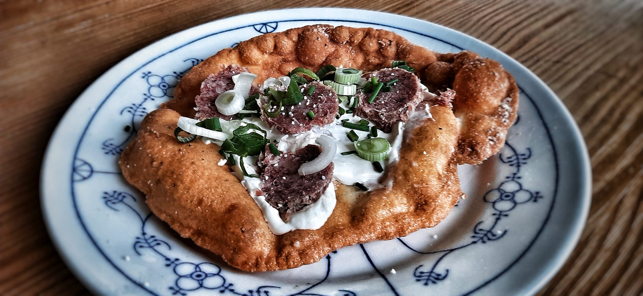 Lángos (Langosch) nordhessisch belegt – Grillen mit Aussicht